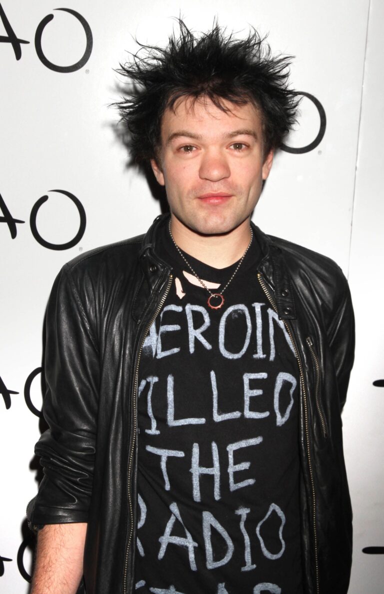 Deryck Whibley Net Worth: Music Career & Lifestyle [2025 Update]