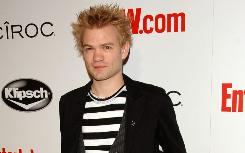 Deryck Whibley Net Worth: Music Career & Lifestyle [2022 Update]