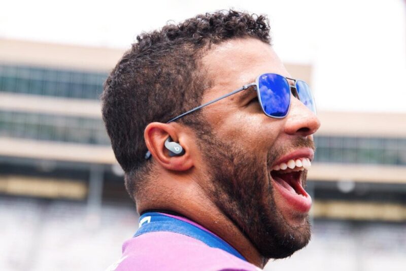 Who are Bubba Wallace Parents and his sibling?