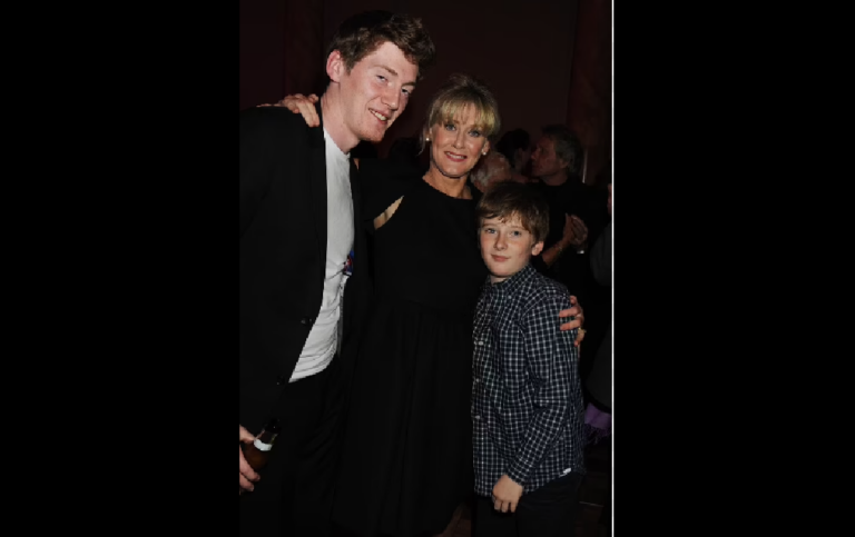Meet Sarah Lancashire Twin Brother Simon, Siblings